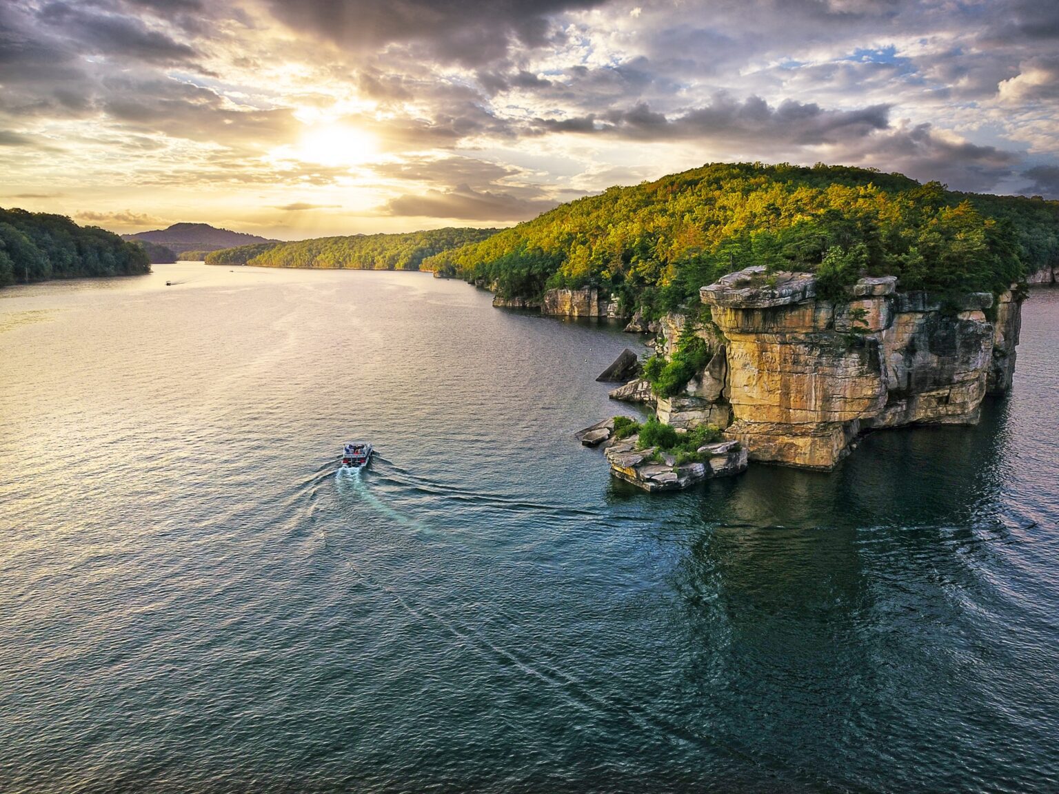 Embrace Nature's Splendor: Exploring the Beauty of Summersville Lake ...